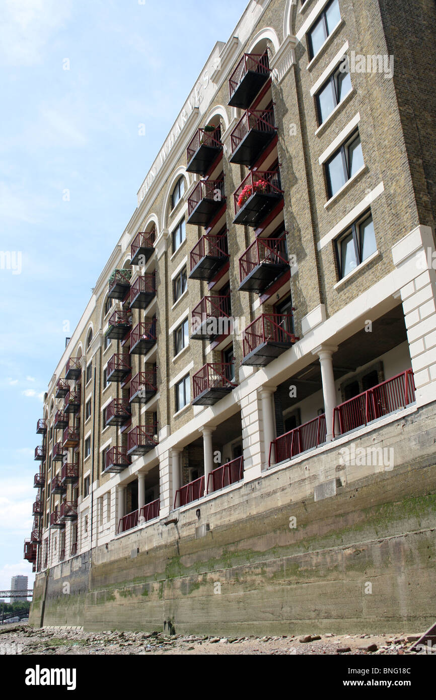 Converted flats high street hi-res stock photography and images - Alamy