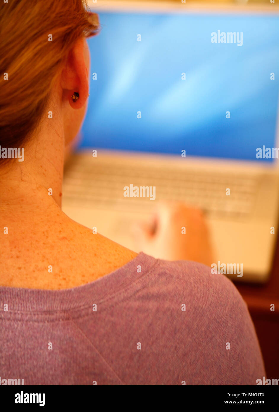 woman from behind at the computer Stock Photo - Alamy