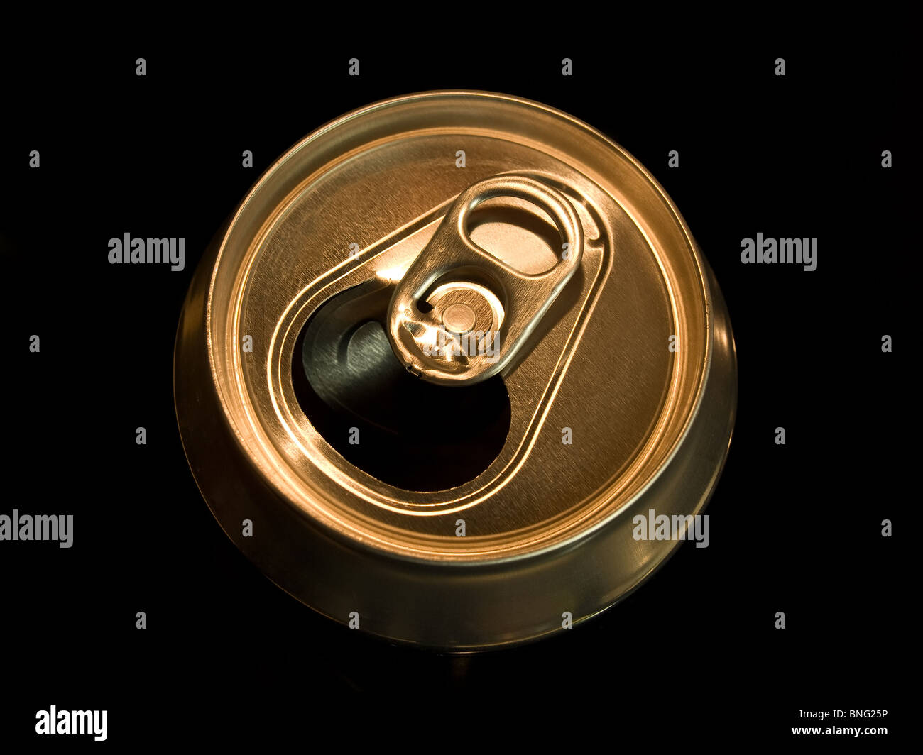 View of the empty can on the dark background Stock Photo - Alamy