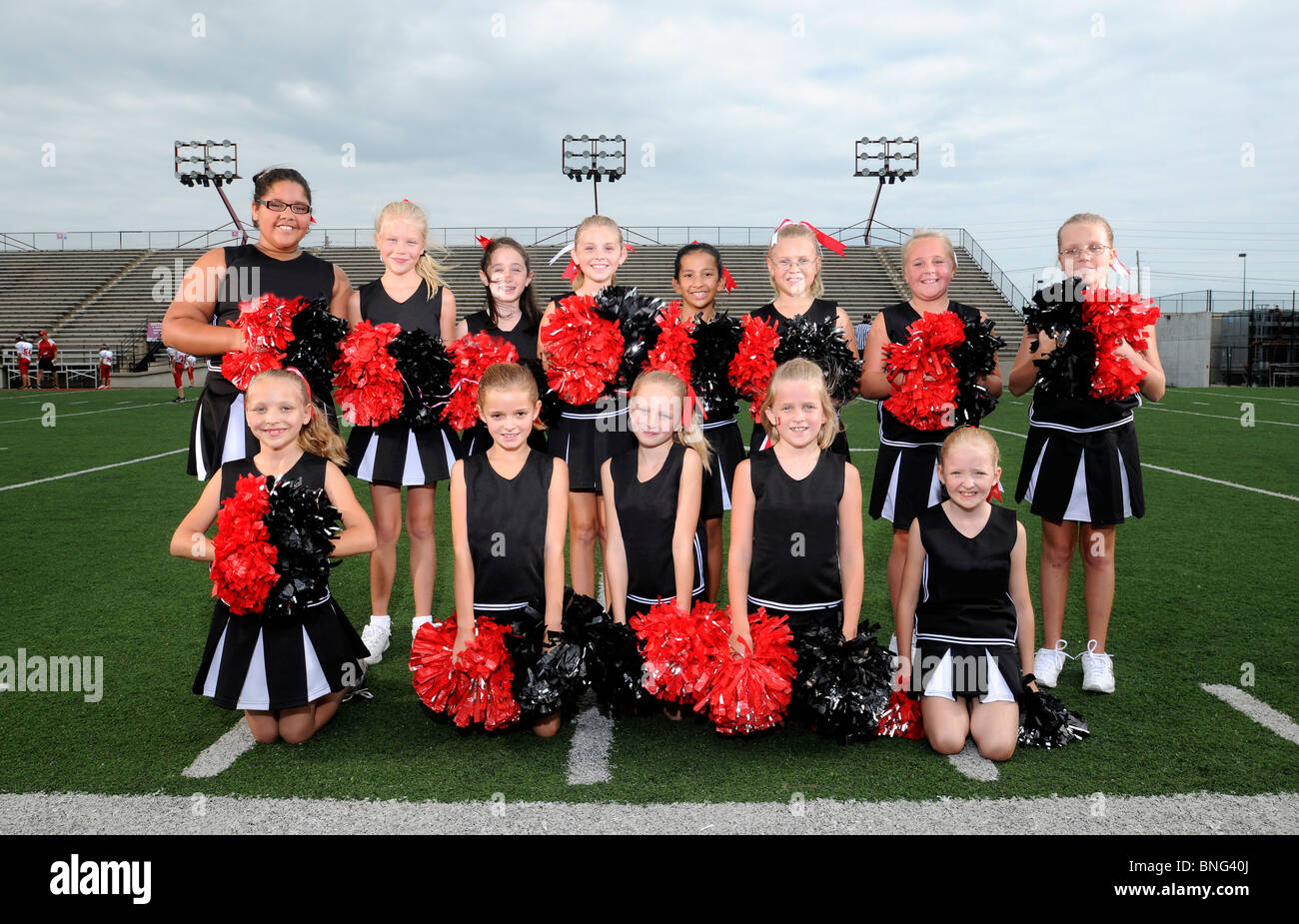 Cheerleader girls in football stadium hi-res stock photography and ...
