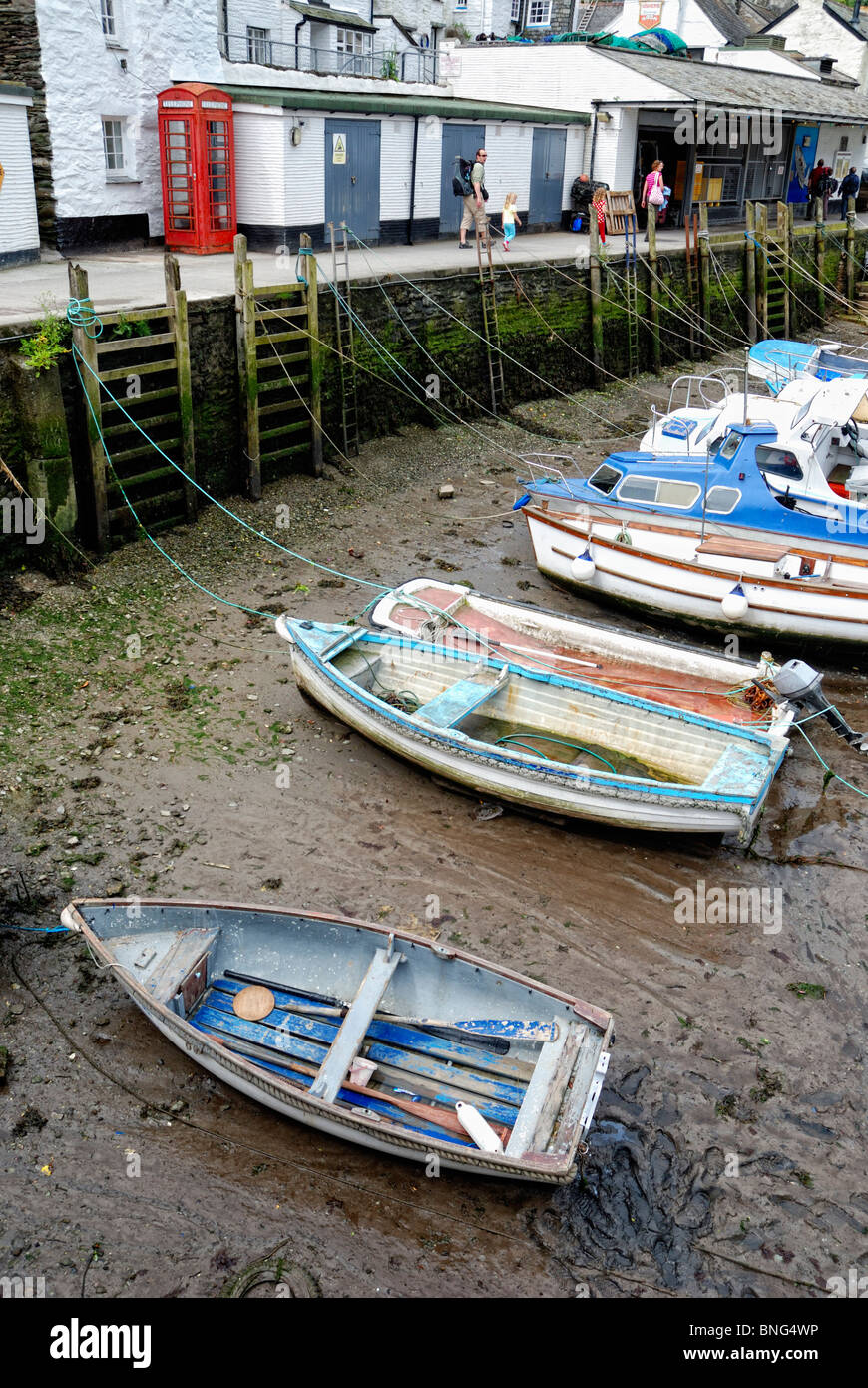 low tide boats in polperro harbour england uk Stock Photo - Alamy