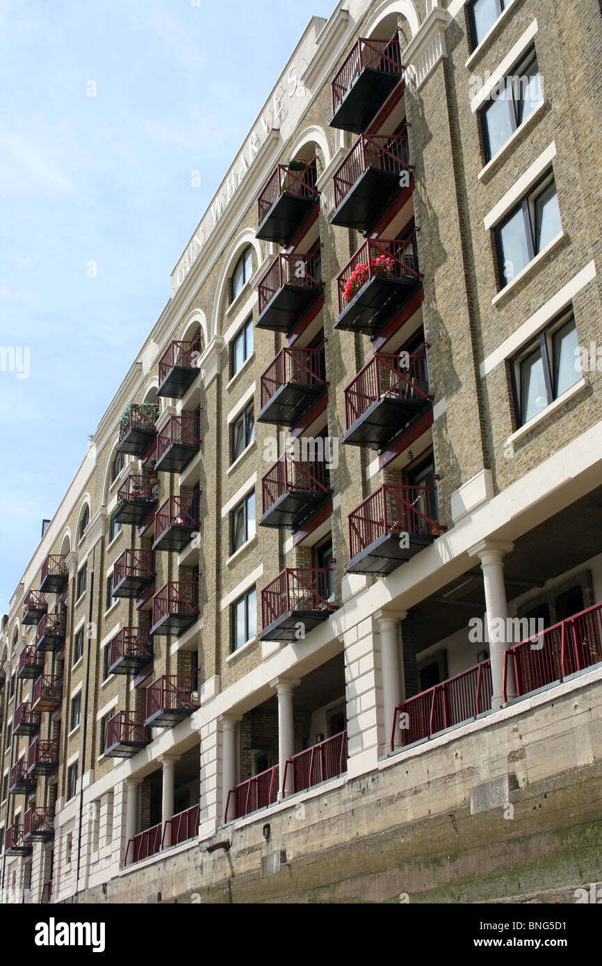 Converted flats high street hi-res stock photography and images - Alamy