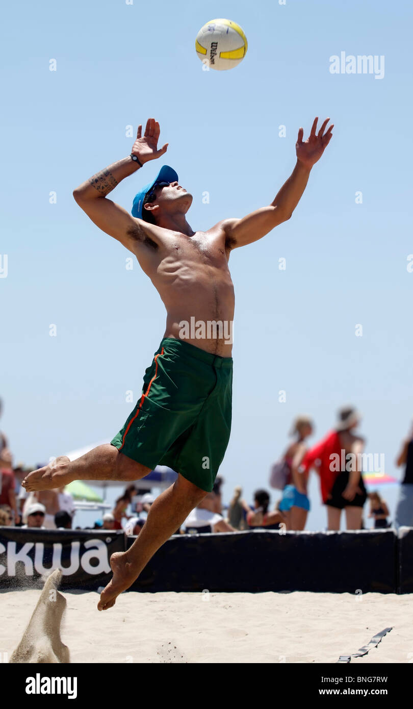 Man preparing to serve a volleyball Stock Photo - Alamy