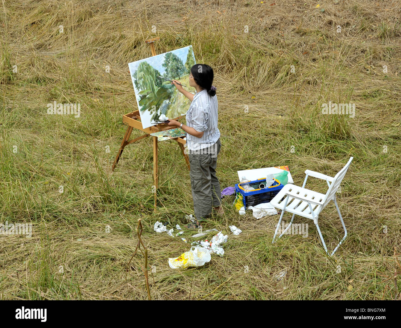 Female artist painting scenic hi-res stock photography and images - Alamy