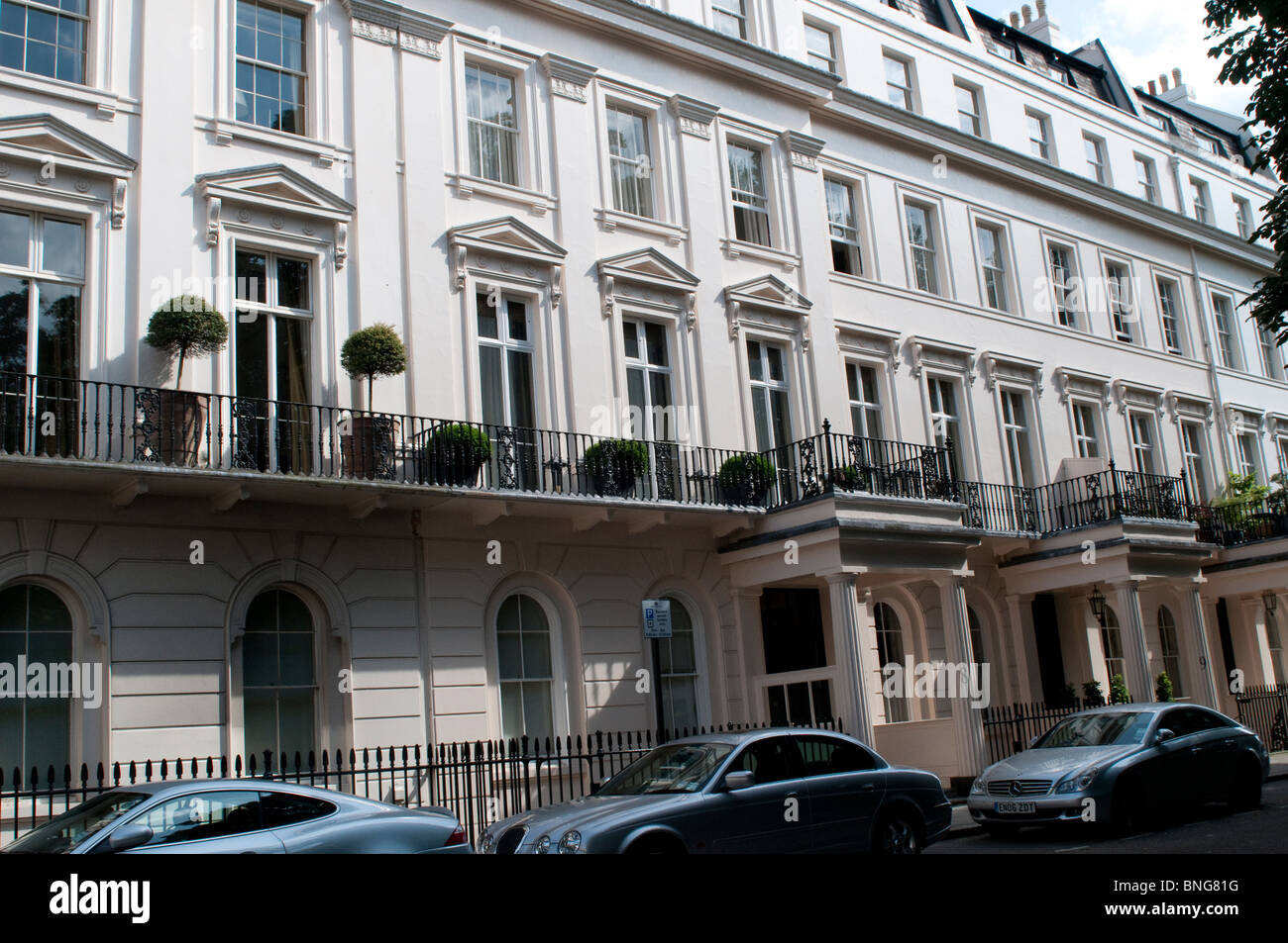 White terraced house london hi-res stock photography and images - Alamy