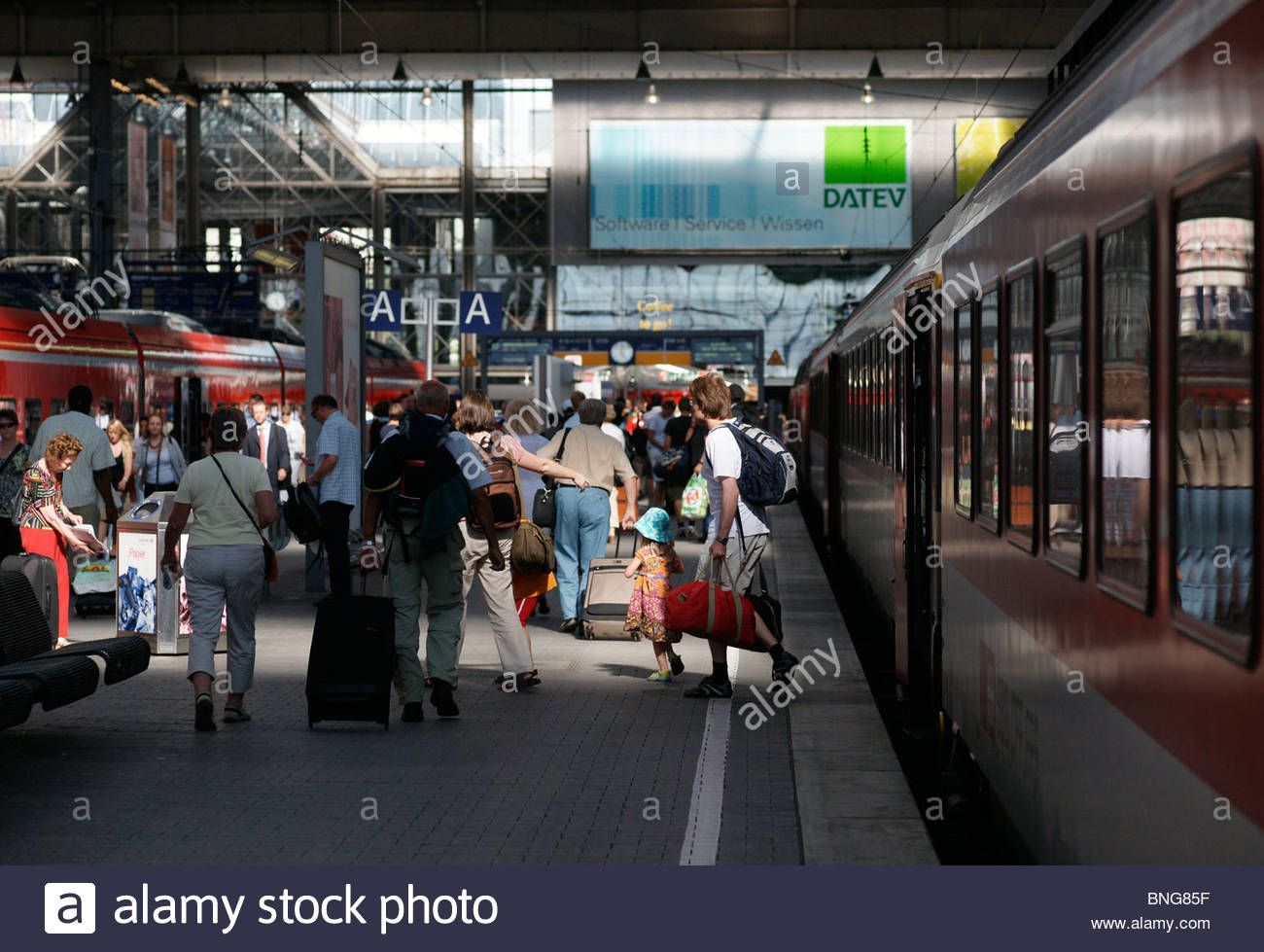 Munchen Hbf Hauptbahnhof High Resolution Stock Photography and Images ...