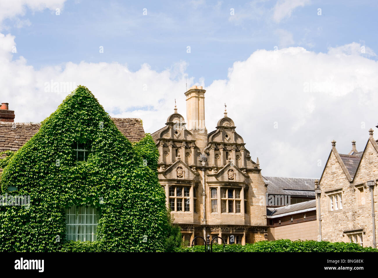 Building architecture triangle hi-res stock photography and images - Alamy