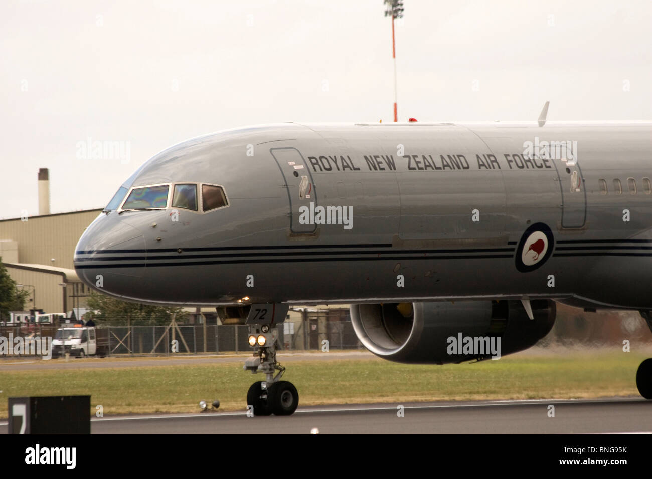 Boeing 757 cockpit hi-res stock photography and images - Alamy