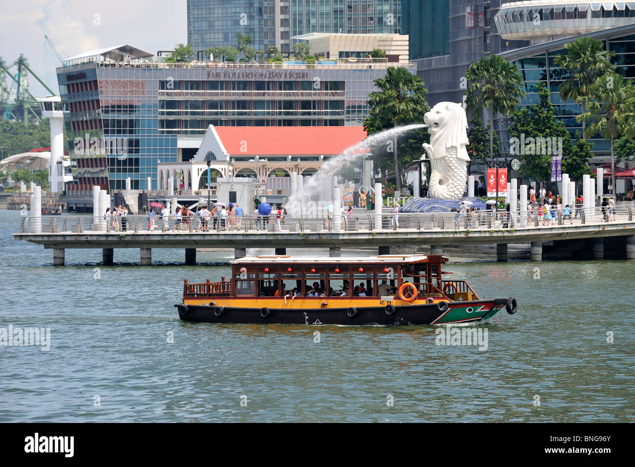 The Merlion and tourist boat at the mouth of the Singapore River Stock ...