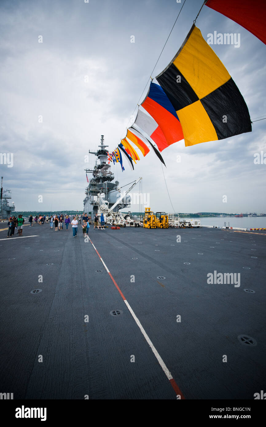 Amphibious assault ships hi-res stock photography and images - Alamy