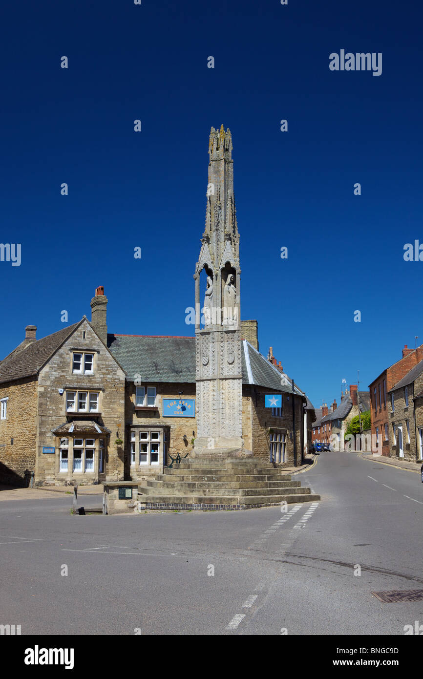 Eleanor Cross, Geddington, Northamptonshire, England Stock Photo - Alamy