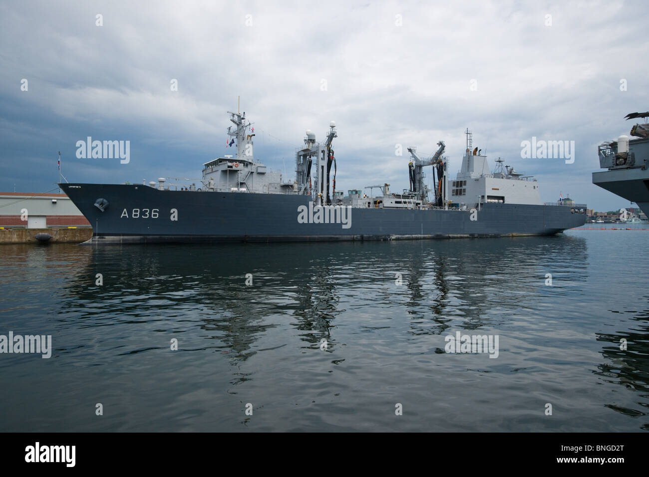 Underway replenishment vessel hi-res stock photography and images - Alamy
