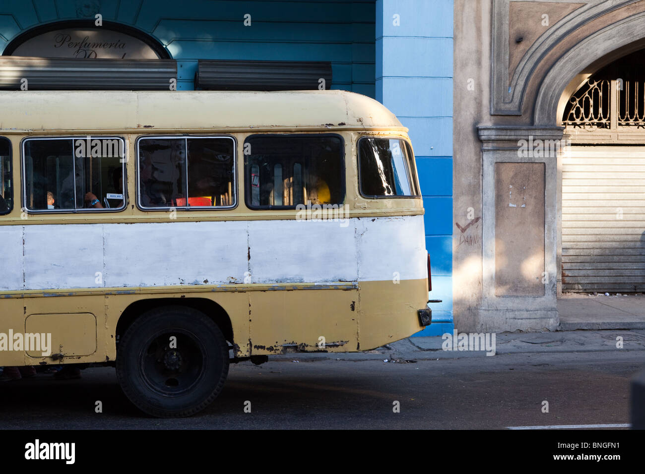 Back end of a bus hi-res stock photography and images - Alamy