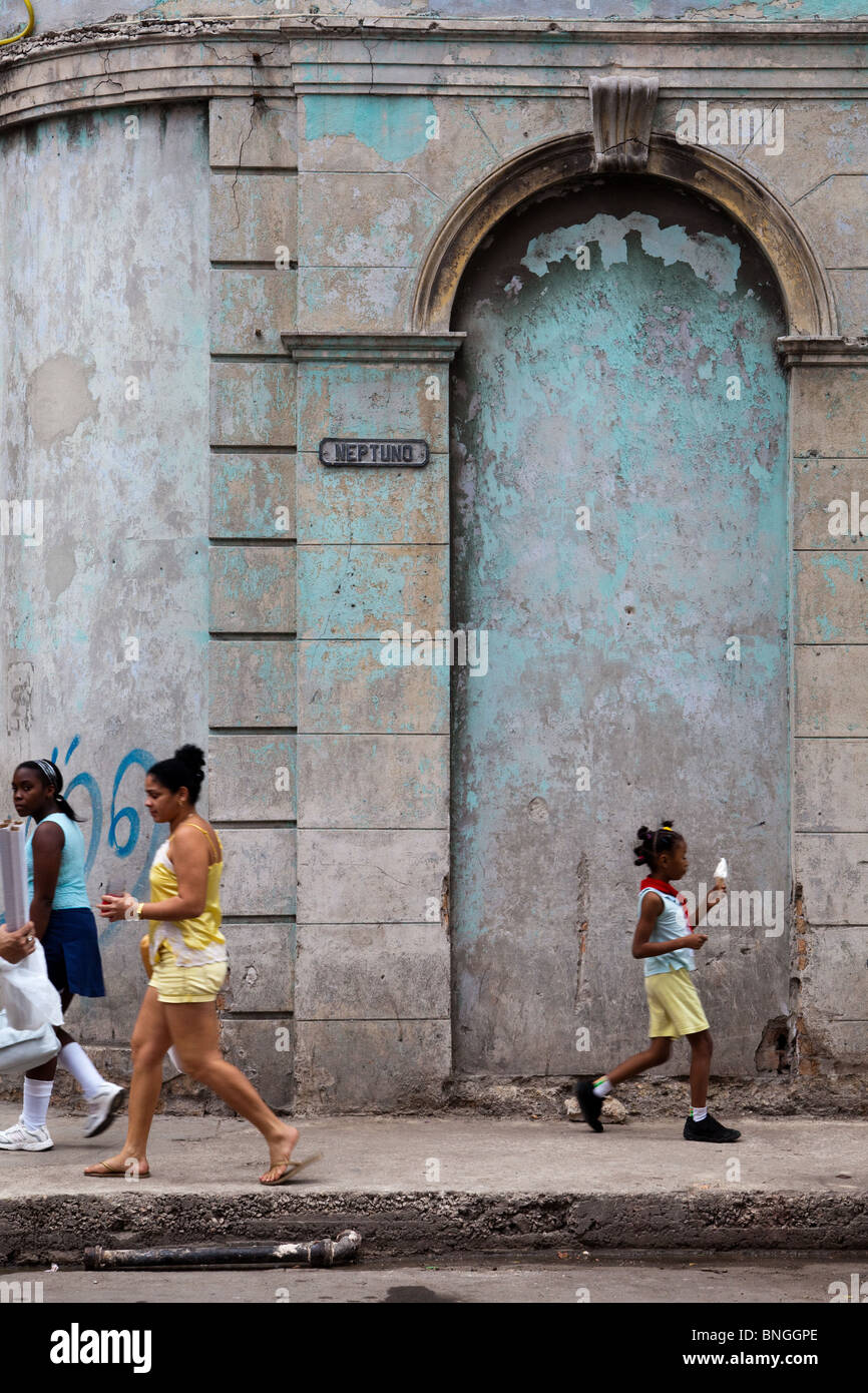 Cuban street life hi-res stock photography and images - Alamy