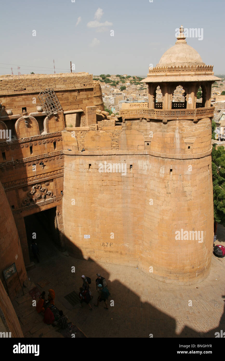 The ramparts and gate of the 12th century Jaisalmer Fort, Rajasthan ...