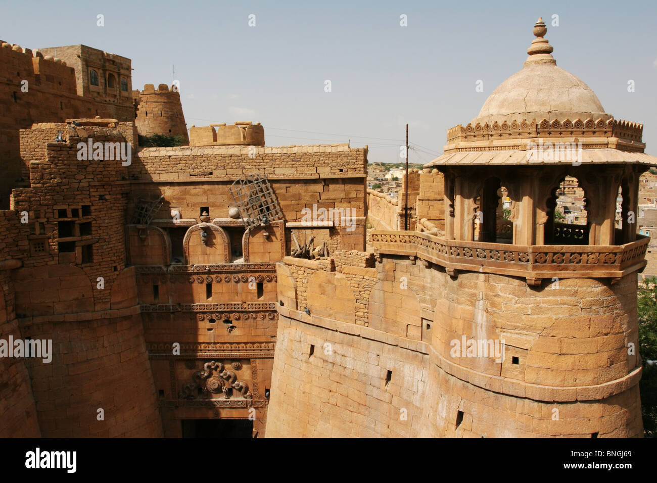 The ramparts of the 12th century Jaisalmer Fort, Rajasthan, India Stock ...