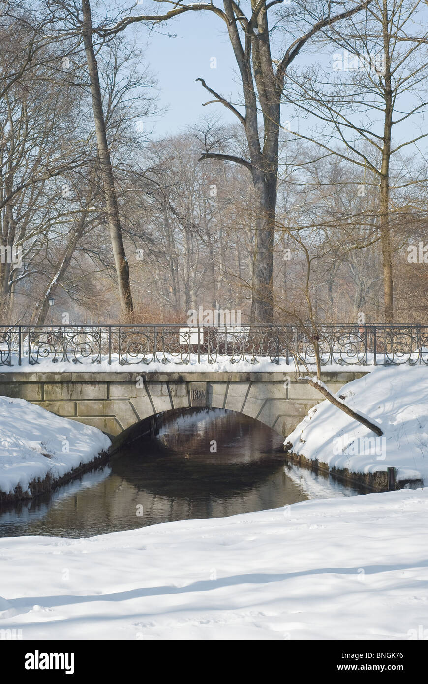 January winter snow stone bridge hi-res stock photography and images ...