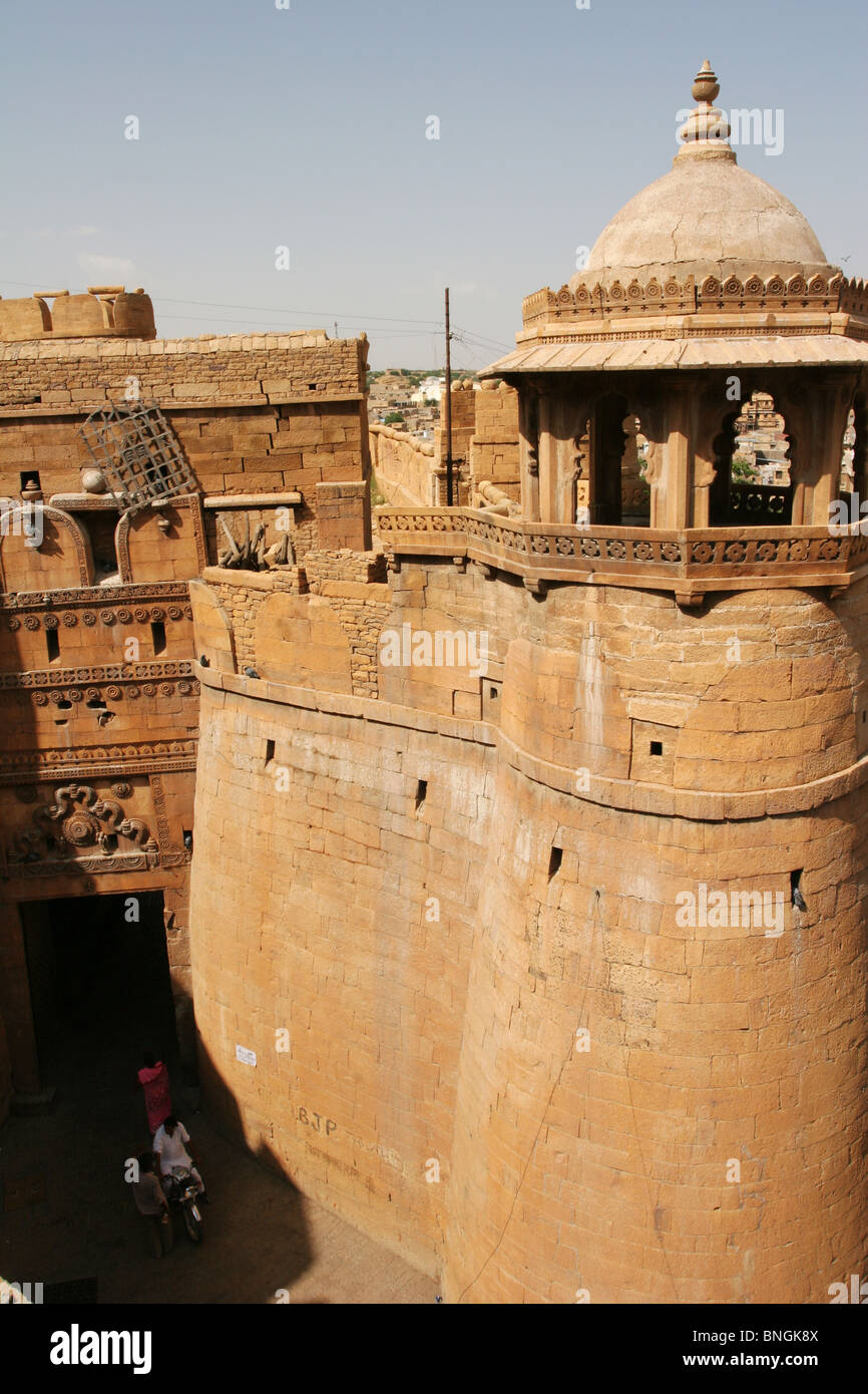 The ramparts and gate of the 12th century Jaisalmer Fort, Rajasthan ...
