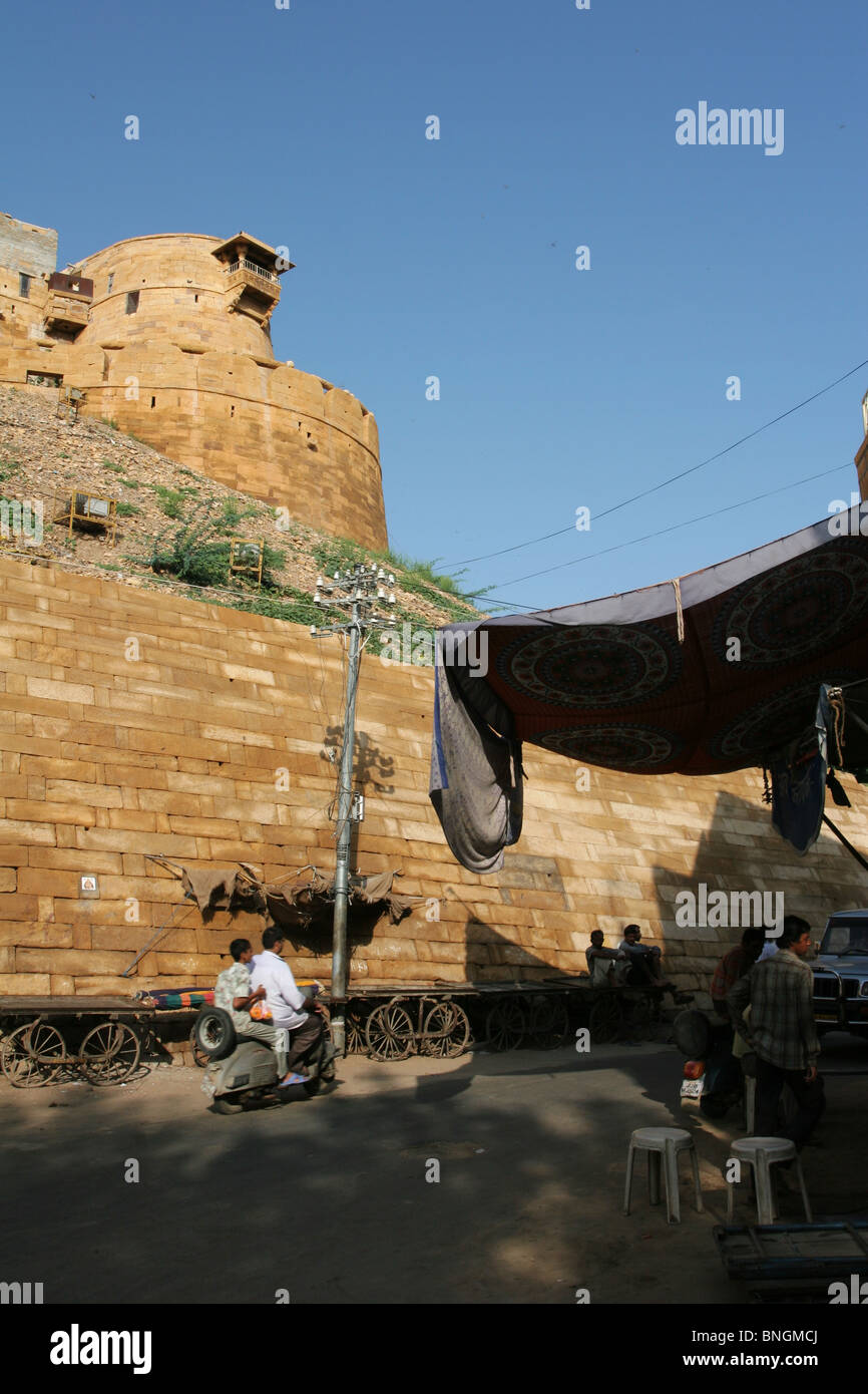 The ramparts of the 12th century Jaisalmer Fort, Rajasthan, India Stock ...