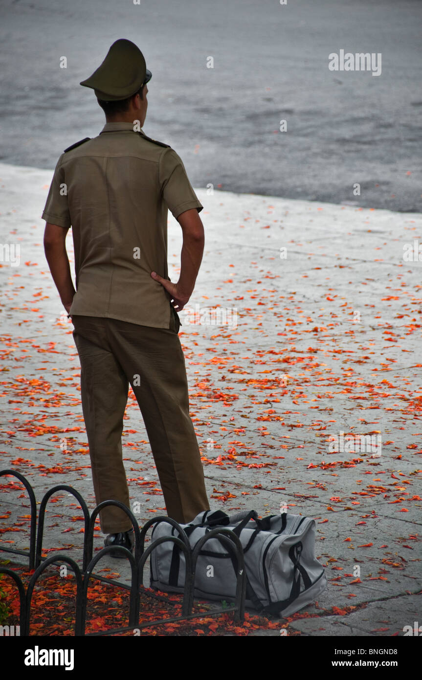 Army waiting outside hi-res stock photography and images - Alamy
