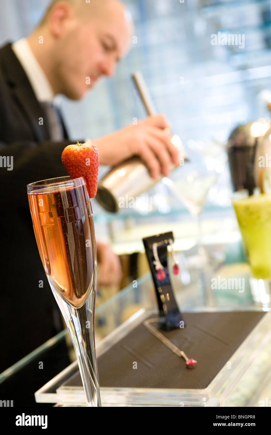 Barman makes a cocktail Stock Photo - Alamy