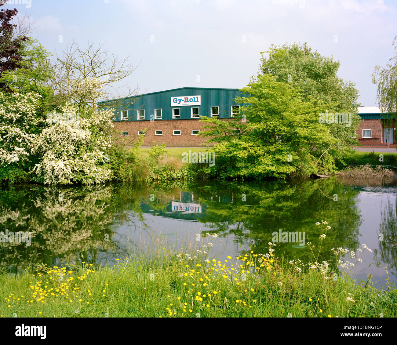 Mill weir village pond industrial hi-res stock photography and images ...