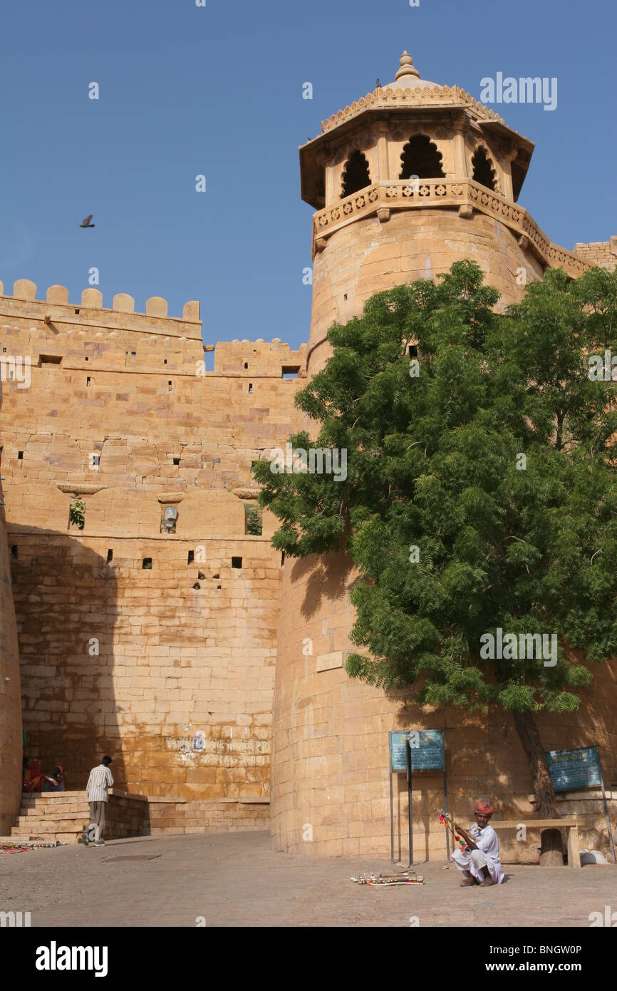 The ramparts of the 12th century Jaisalmer Fort, Rajasthan, India Stock ...