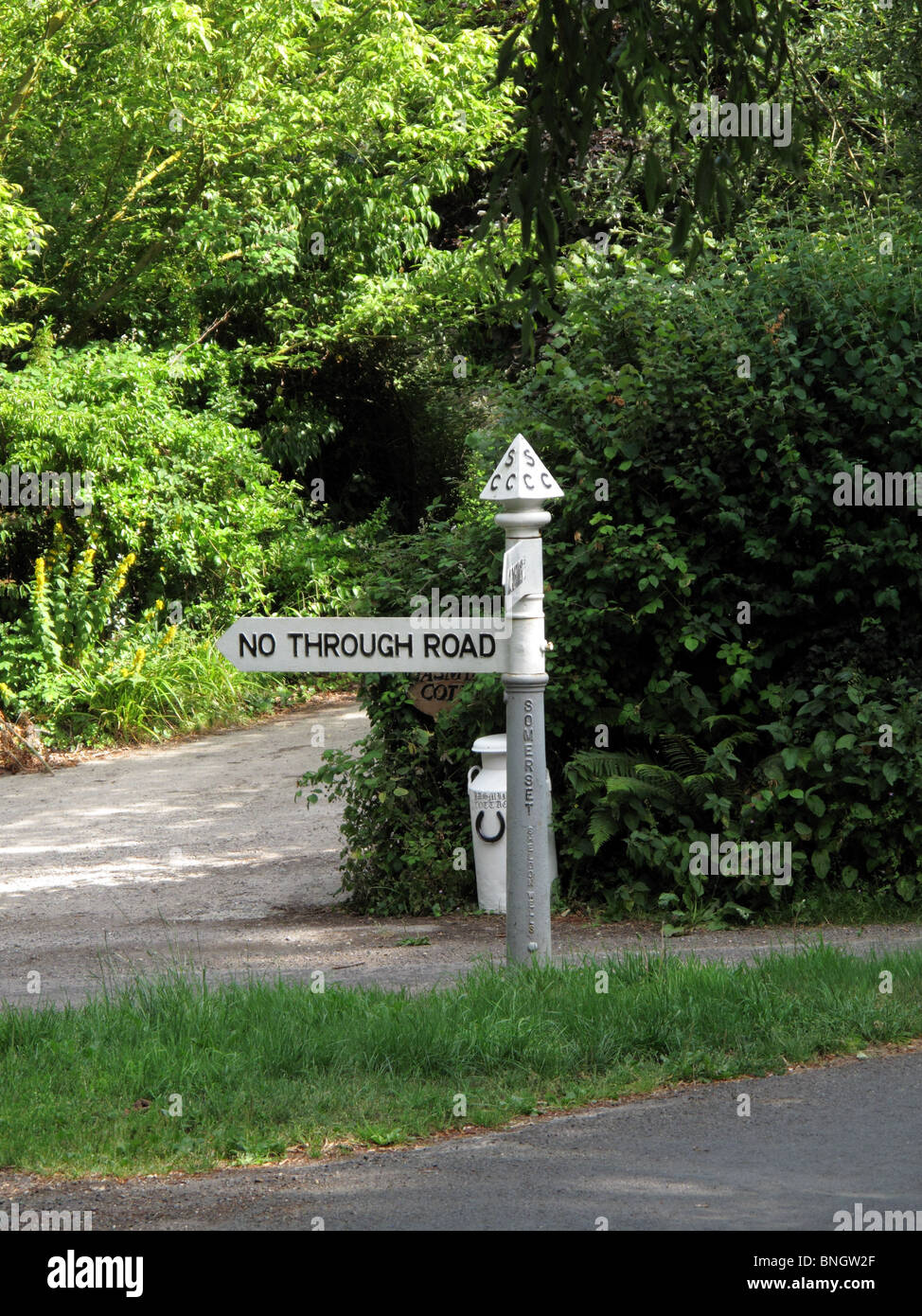 Country road with signpost hi-res stock photography and images - Alamy