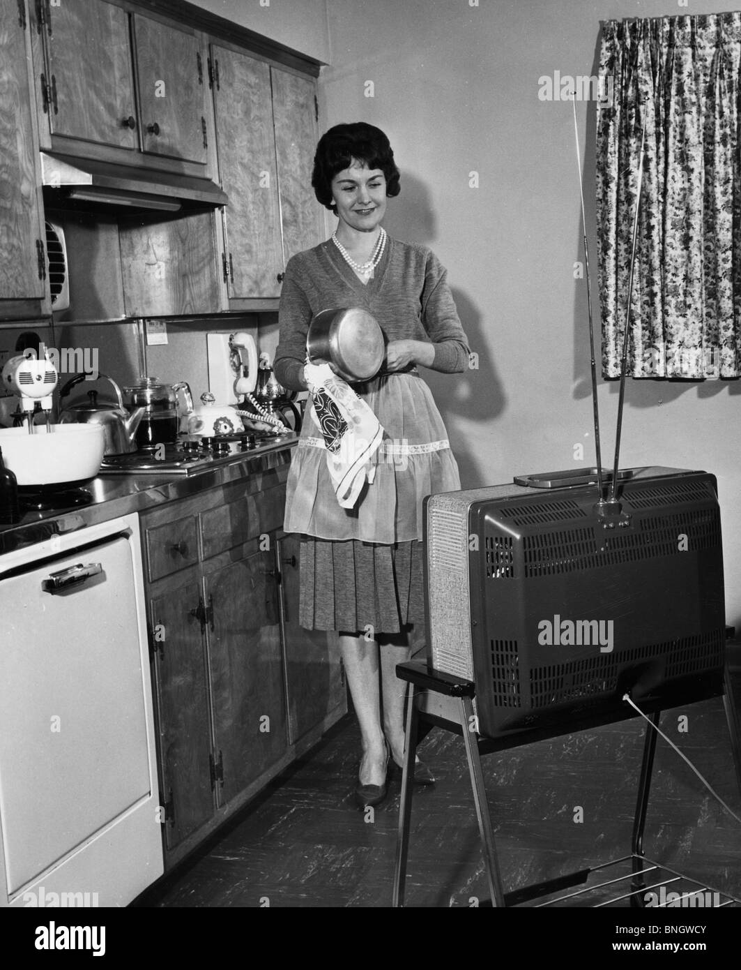 Woman apron kitchen Black and White Stock Photos & Images - Alamy