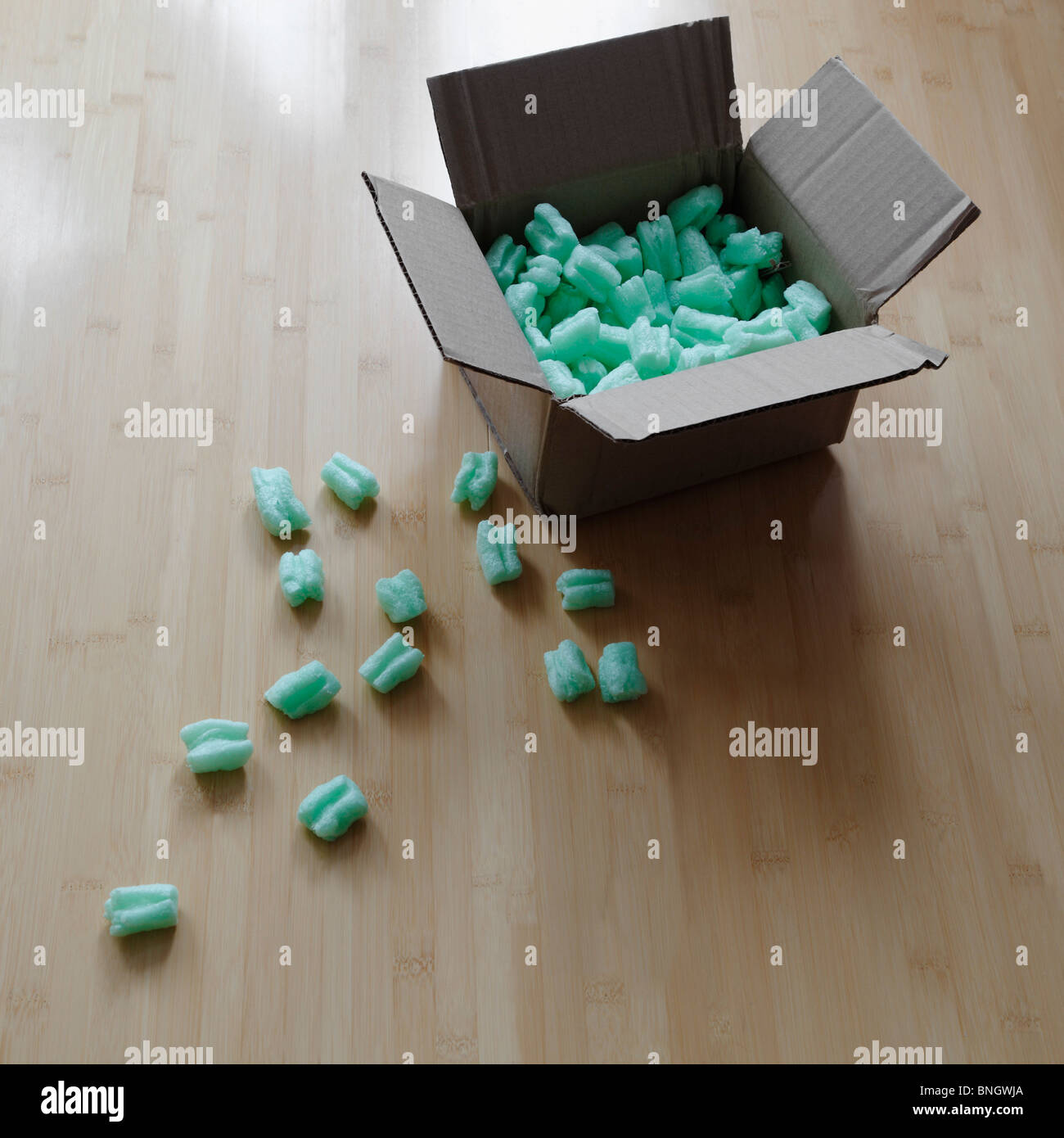 Cardboard box with packing peanuts Stock Photo - Alamy