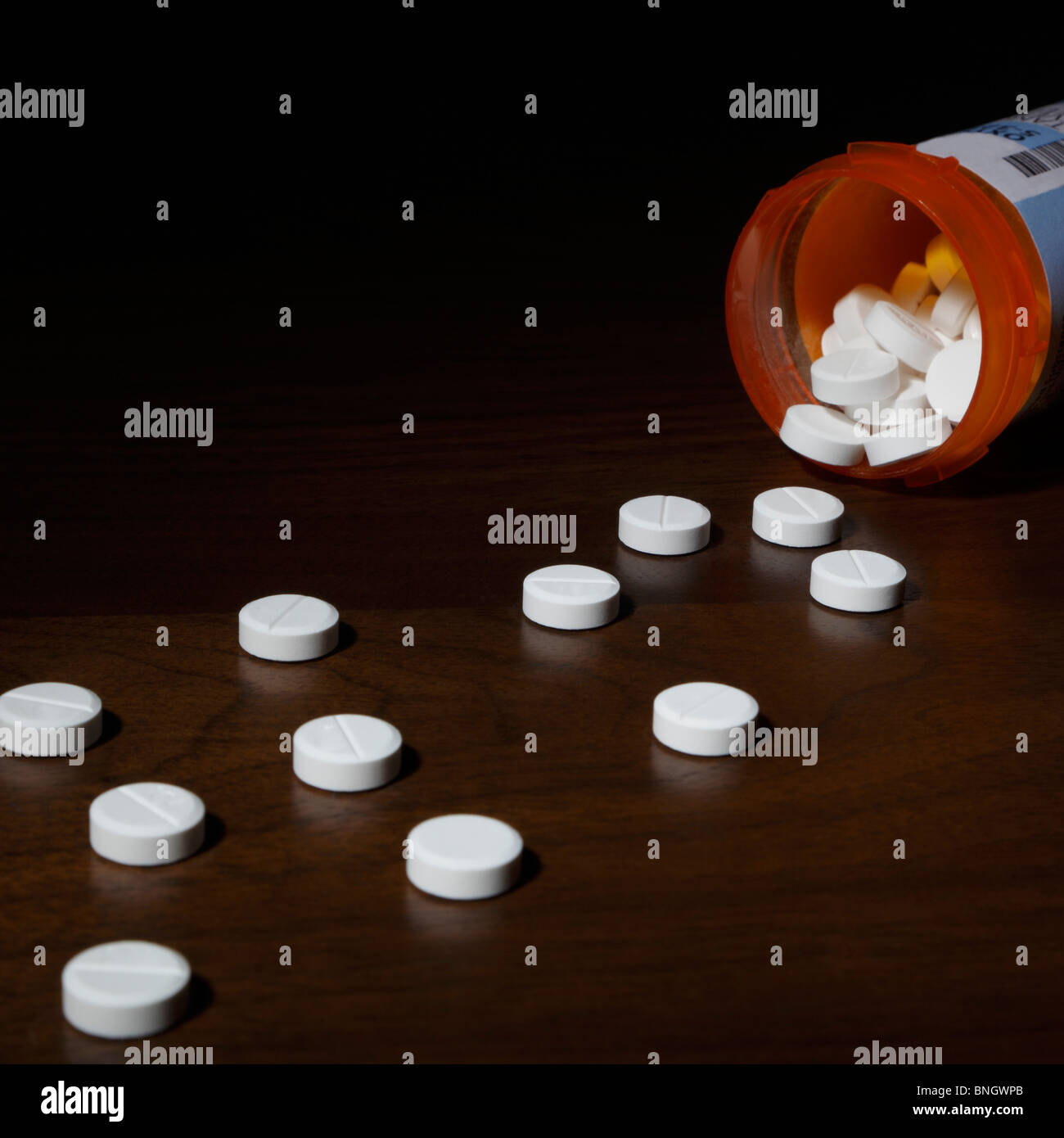 Pills falling out bottle hi-res stock photography and images - Alamy