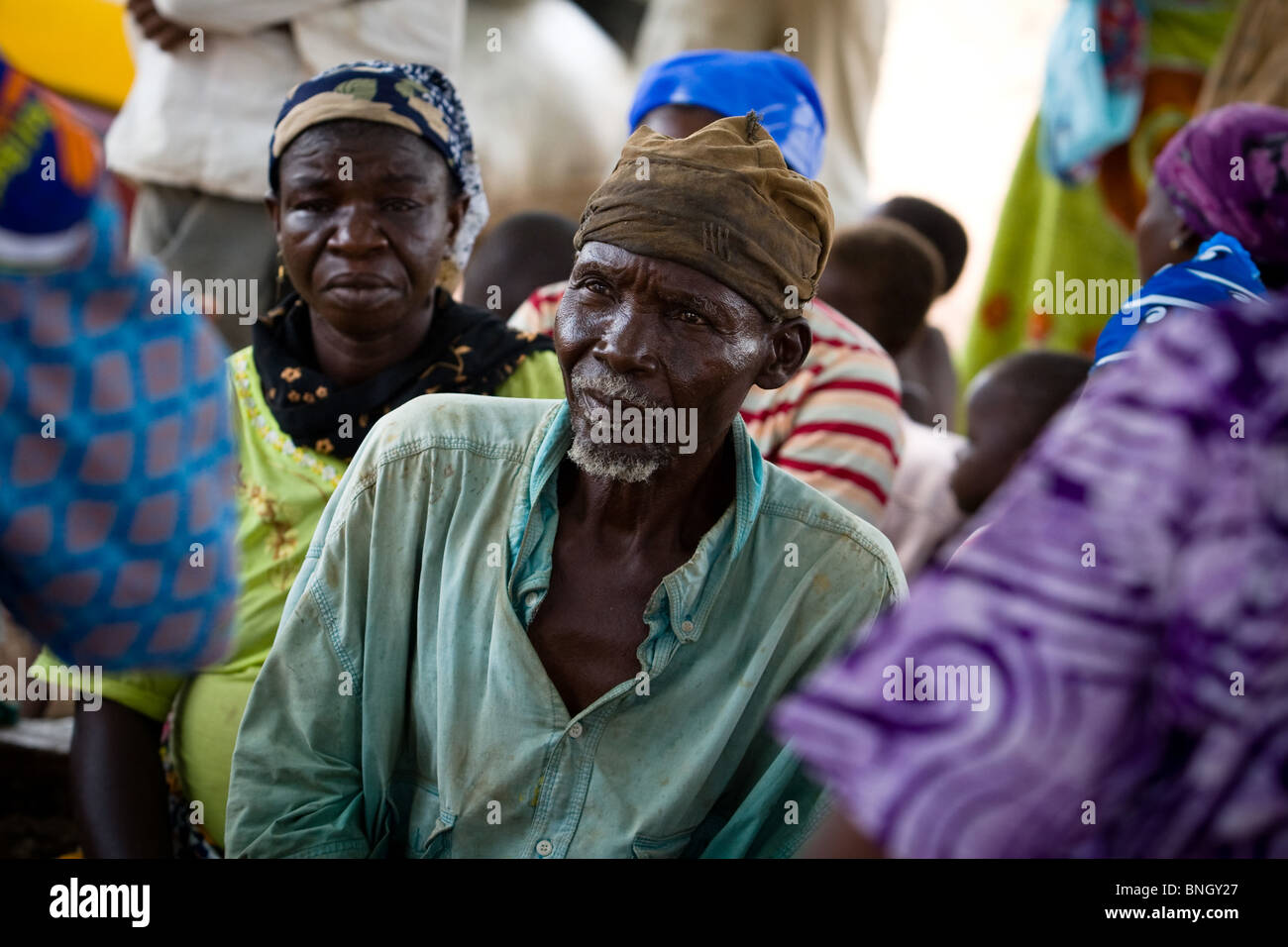 Village community meeting africa hi-res stock photography and images ...