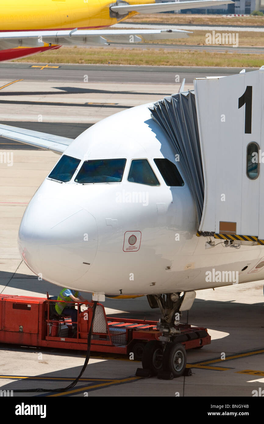Aircraft gangway hi-res stock photography and images - Alamy
