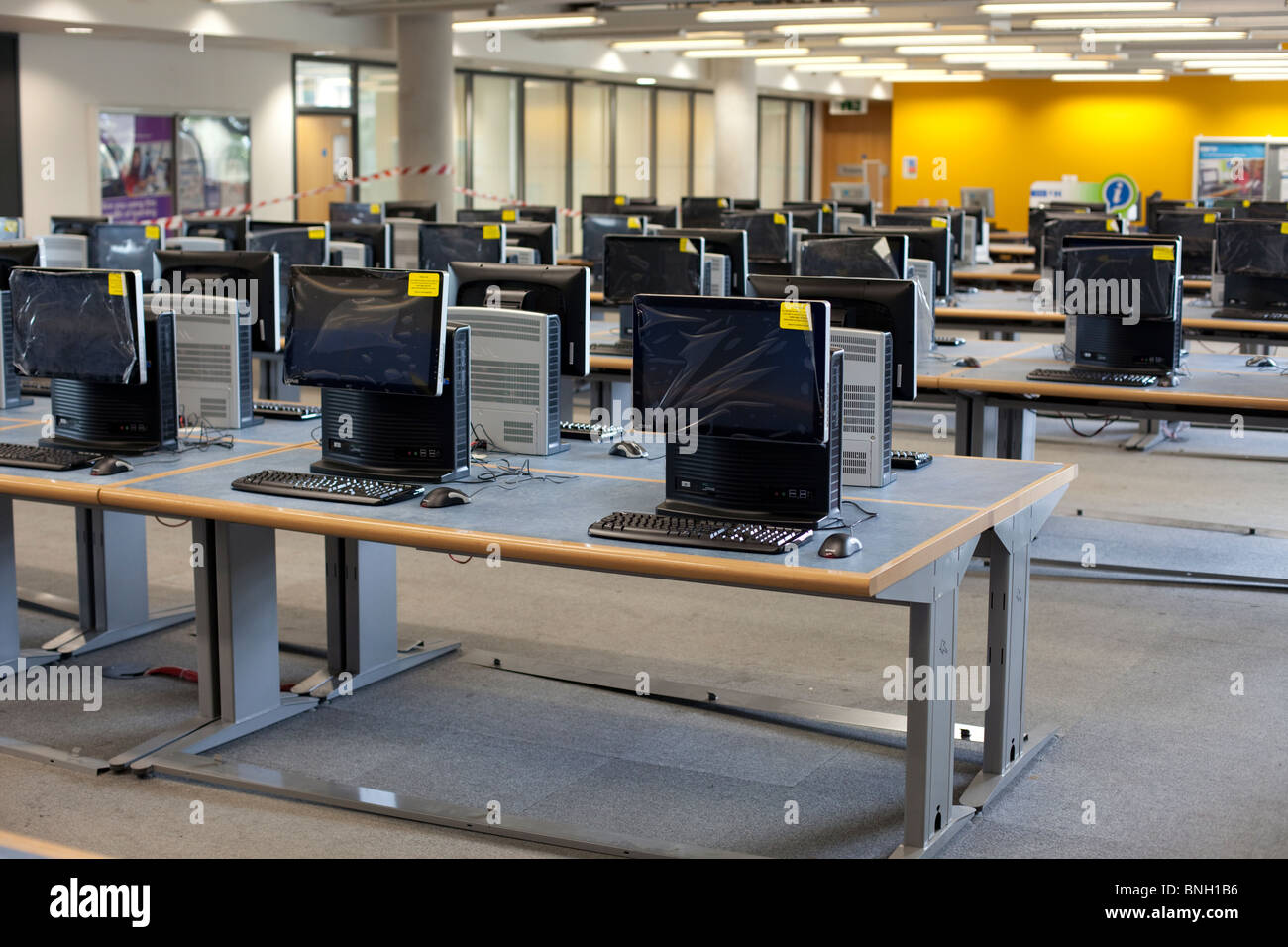 Empty classroom and computer hi-res stock photography and images - Alamy
