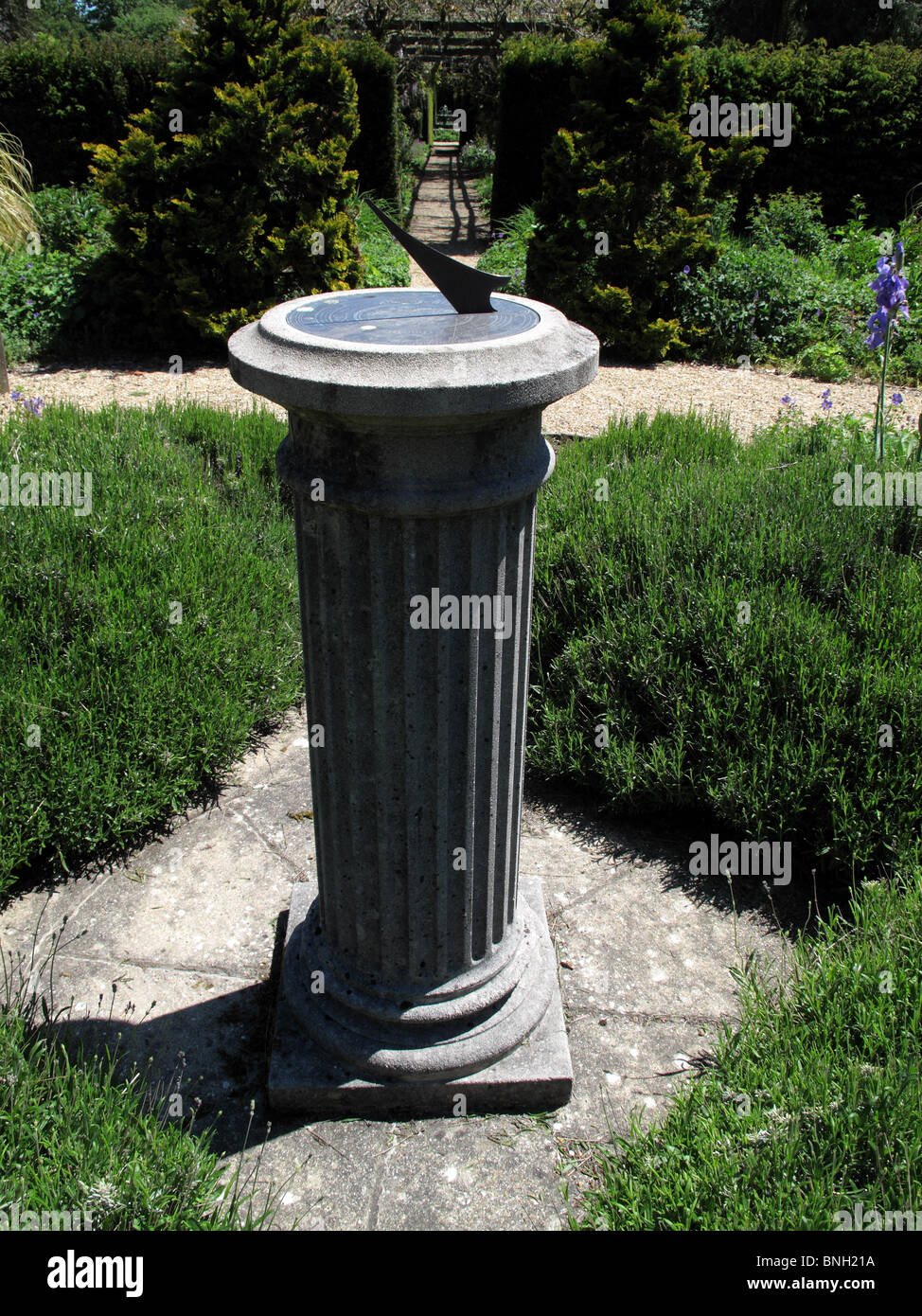 Sundial garden hi-res stock photography and images - Alamy