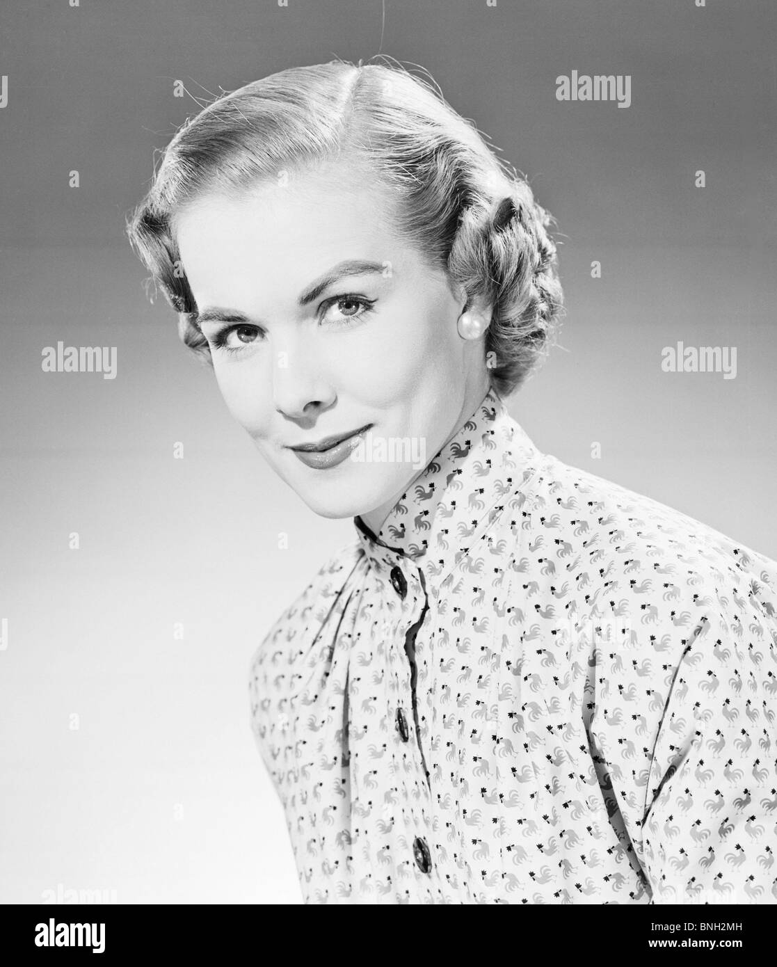 Portrait of a young woman grinning Stock Photo - Alamy