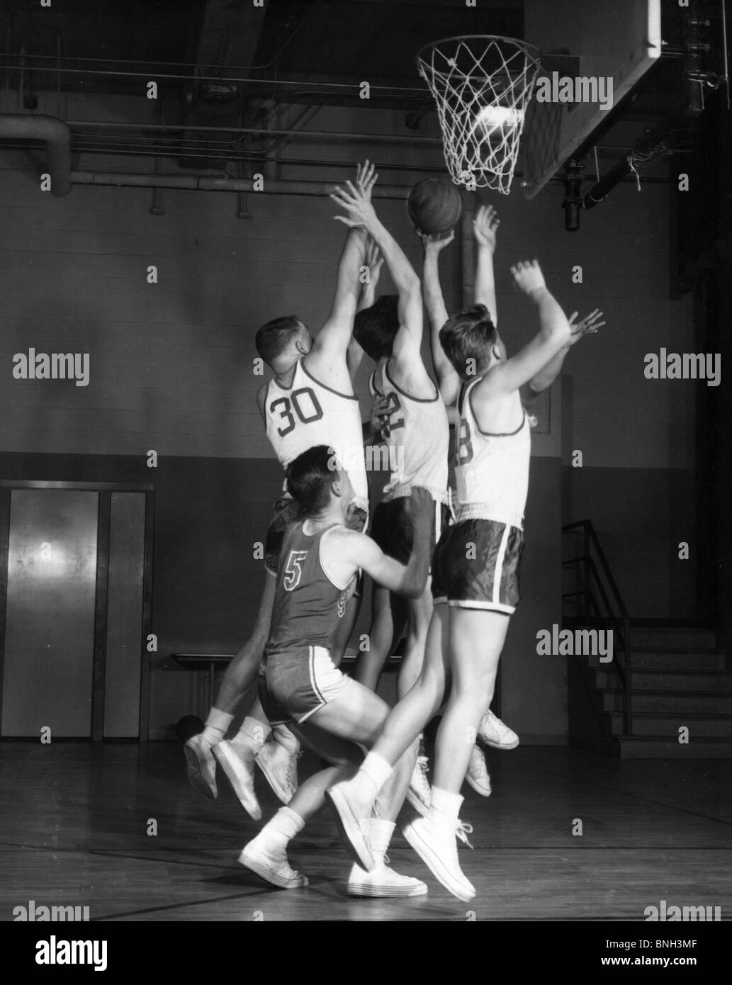 Basketball players playing basketball Stock Photo - Alamy