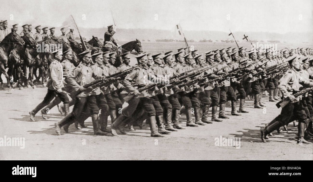 Russian infantry regiment marching in fighting kit during World War I ...