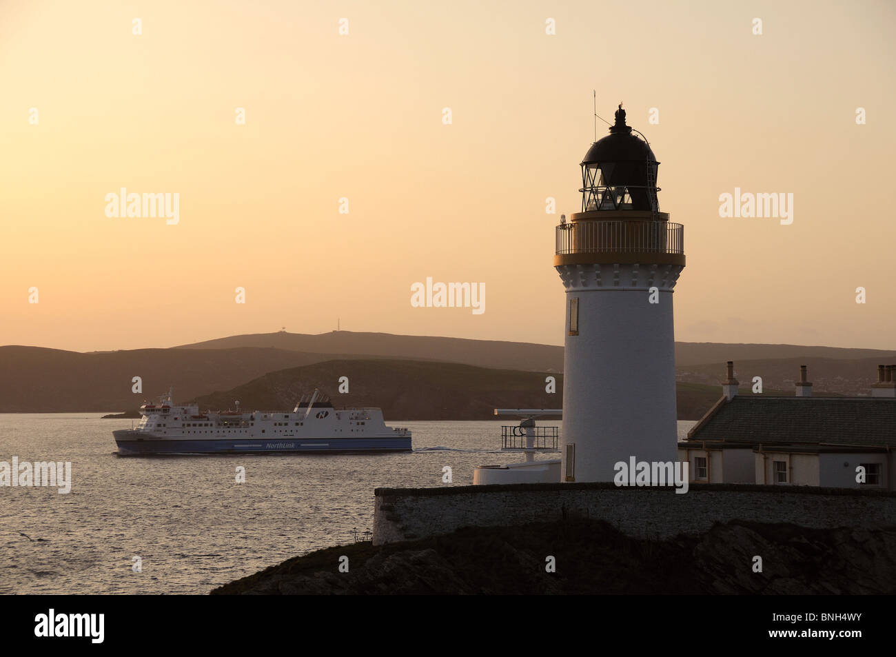 Bressay Lighthouse and the Northlink ferry to Aberdeen at dusk ...