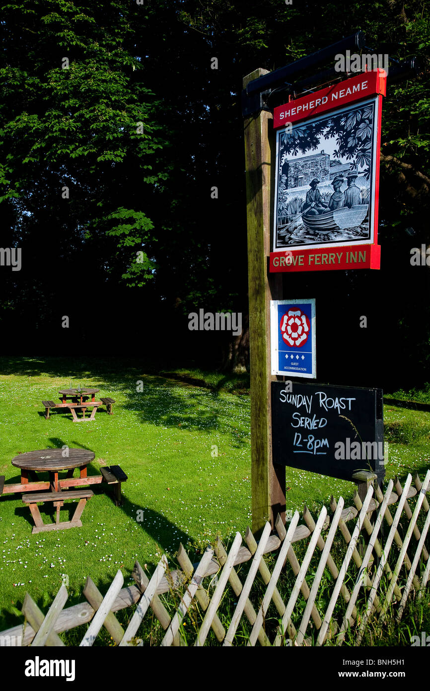 The Grove Ferry Inn country pub in Kent, on the river Stour Stock Photo ...