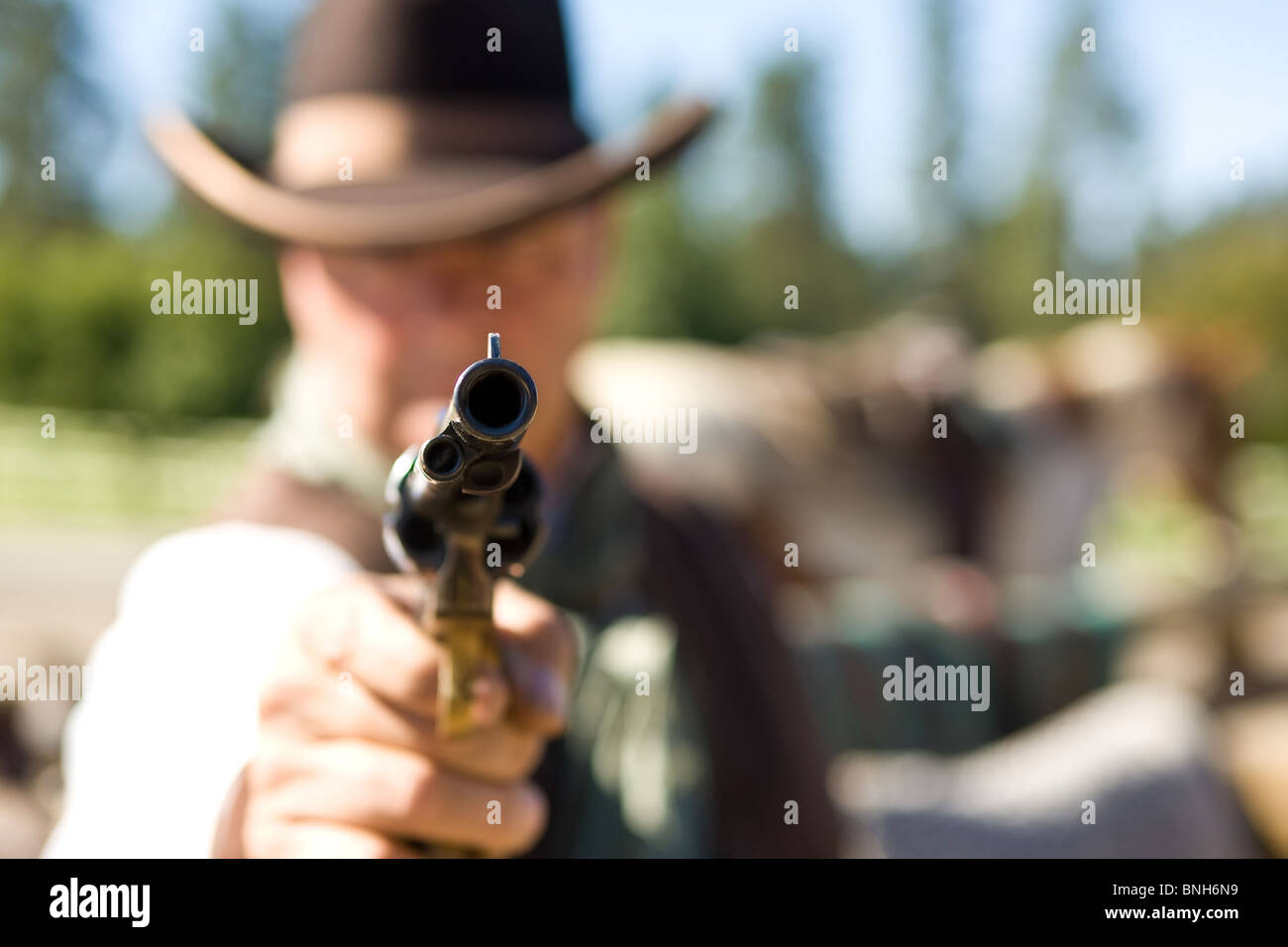 Gunpoint gun hi-res stock photography and images - Alamy