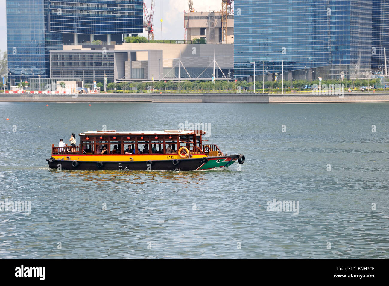 Tour boat singapore hi-res stock photography and images - Alamy