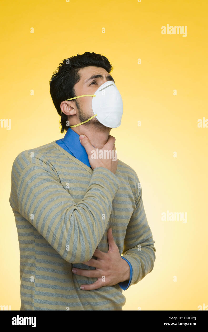 Man wearing a pollution mask Stock Photo - Alamy