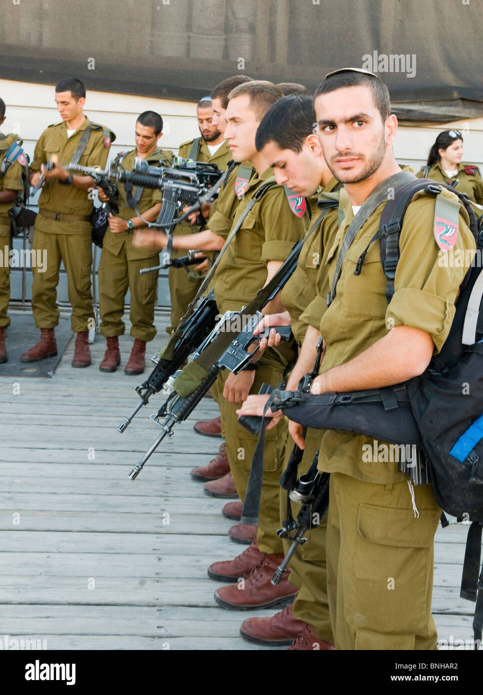 Israeli soldiers at the Western Wall in Jerusalem Stock Photo - Alamy