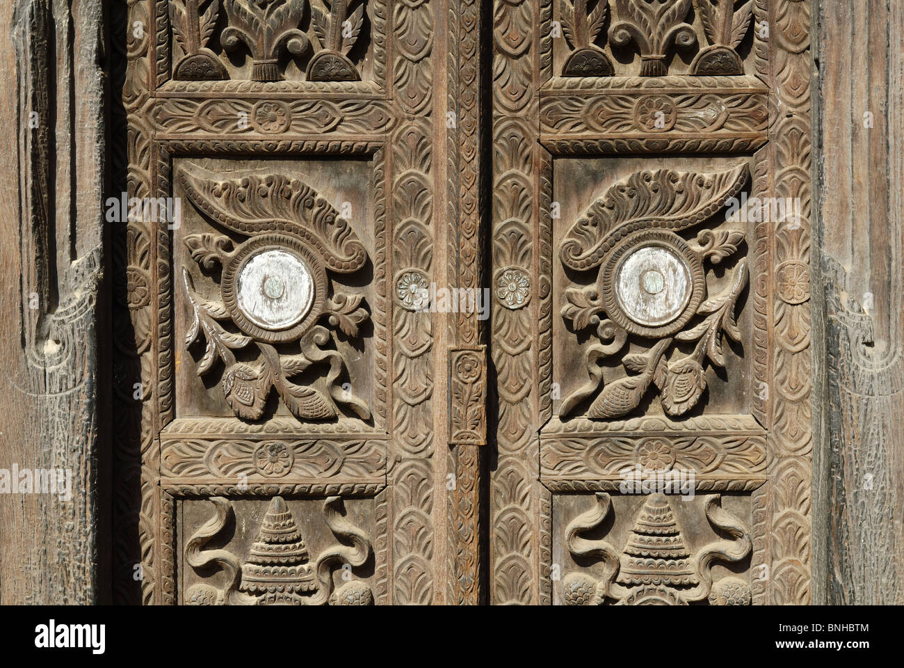 Old wooden door bhaktapur nepal hi-res stock photography and images - Alamy