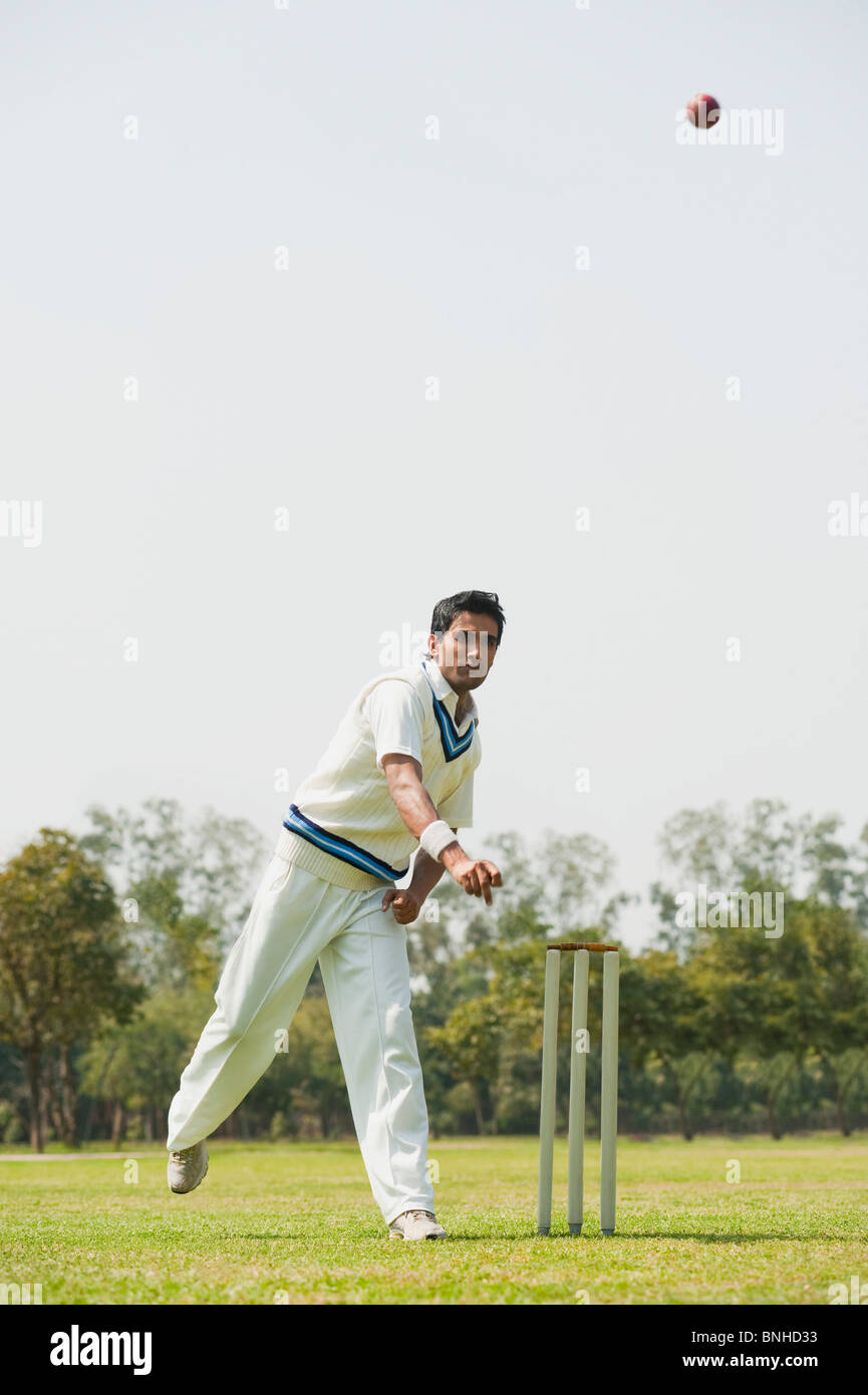 Cricket bowler in action Stock Photo - Alamy