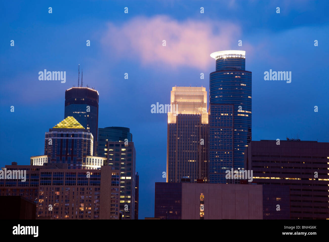 Downtown minneapolis minnesota at sunset hi-res stock photography and ...