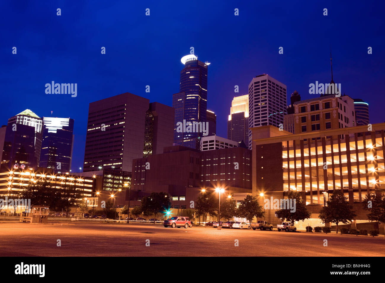 Minneapolis minnesota skyline at night hi-res stock photography and ...