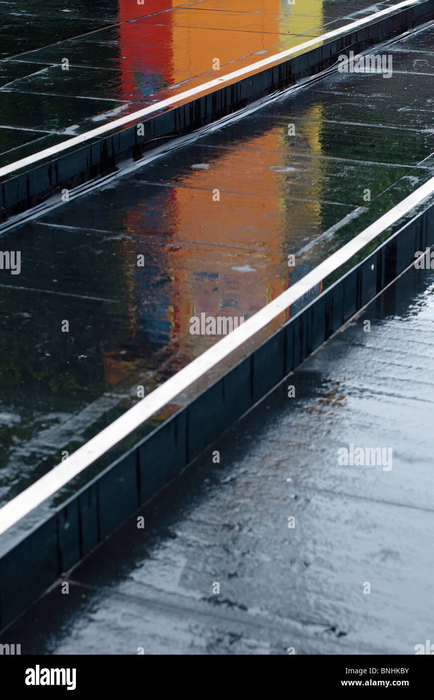 Wet pavement reflections hi-res stock photography and images - Alamy