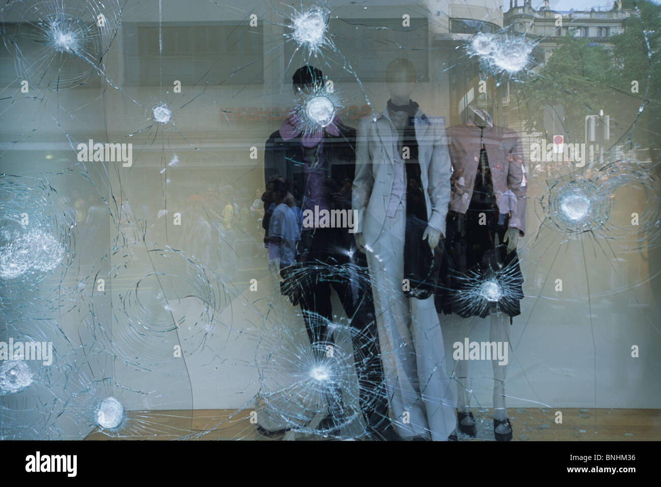 Smashed store window hi-res stock photography and images - Alamy